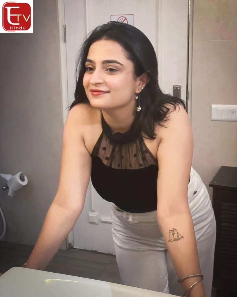 Kirti Mehra (Youtuber) Age, Income, Boyfriend, Video, Height, Family ...